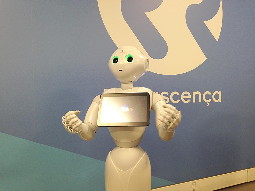 Pepper, o robot humanóide que gosta de festas na cabeça - Renascença